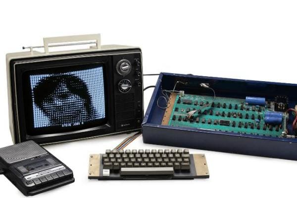 Collezionismo, quante follie: il primo computer Apple venduto ad un ...
