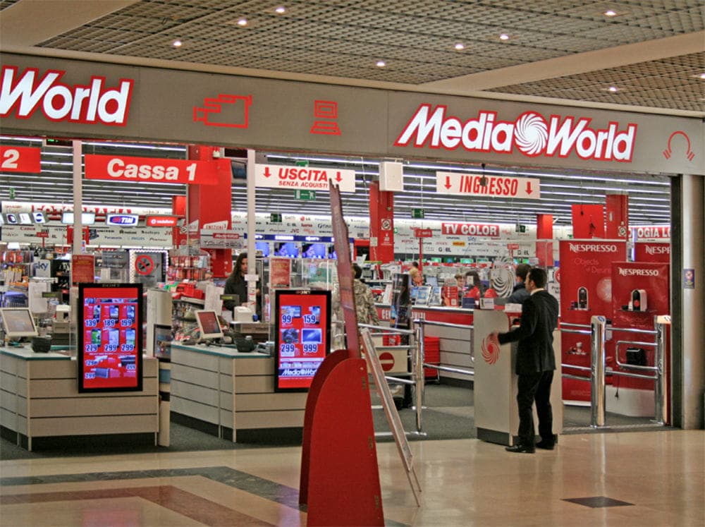 Volantino MediaWorld con le offerte TV Mania sconfigge Euronics e Expert