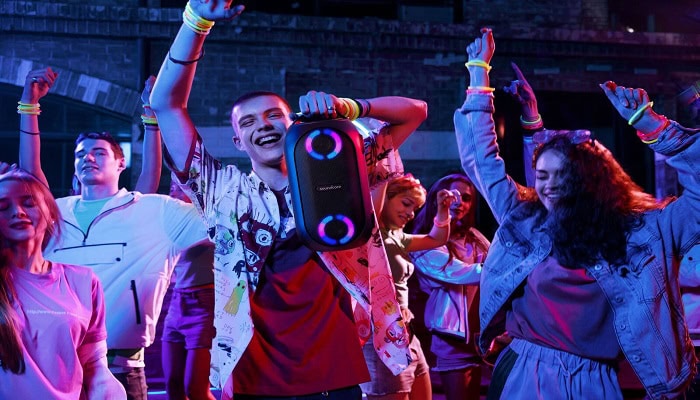 Soundcore Rave Mini, lo speaker portatile pronto per animare le feste
