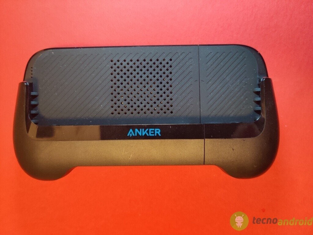 Recensione Powerbank Anker PowerCore Play 6K: sembra un gamepad!