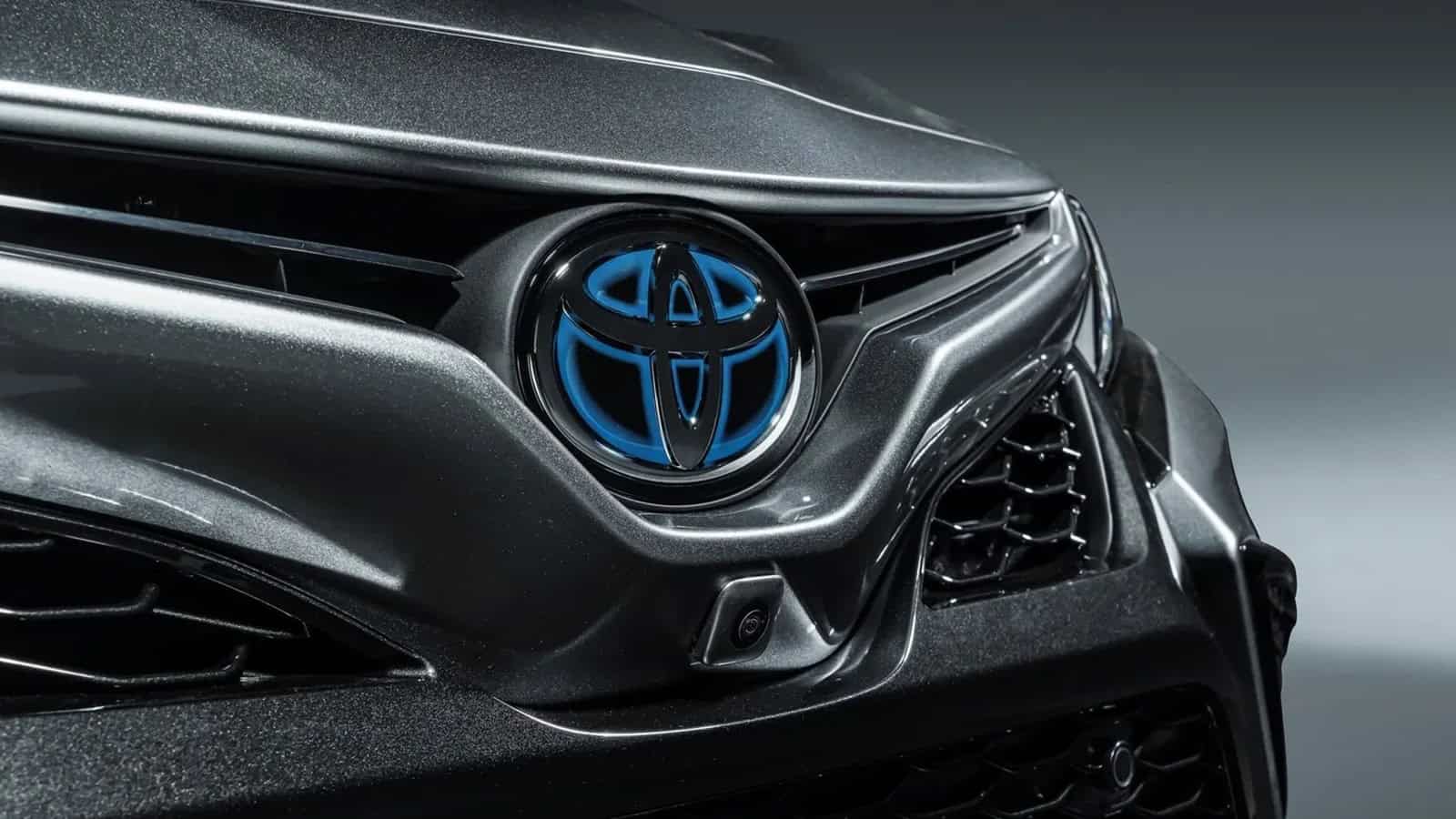 Toyota rivoluziona il brand: scopri il nuovo simbolo delle auto ibride