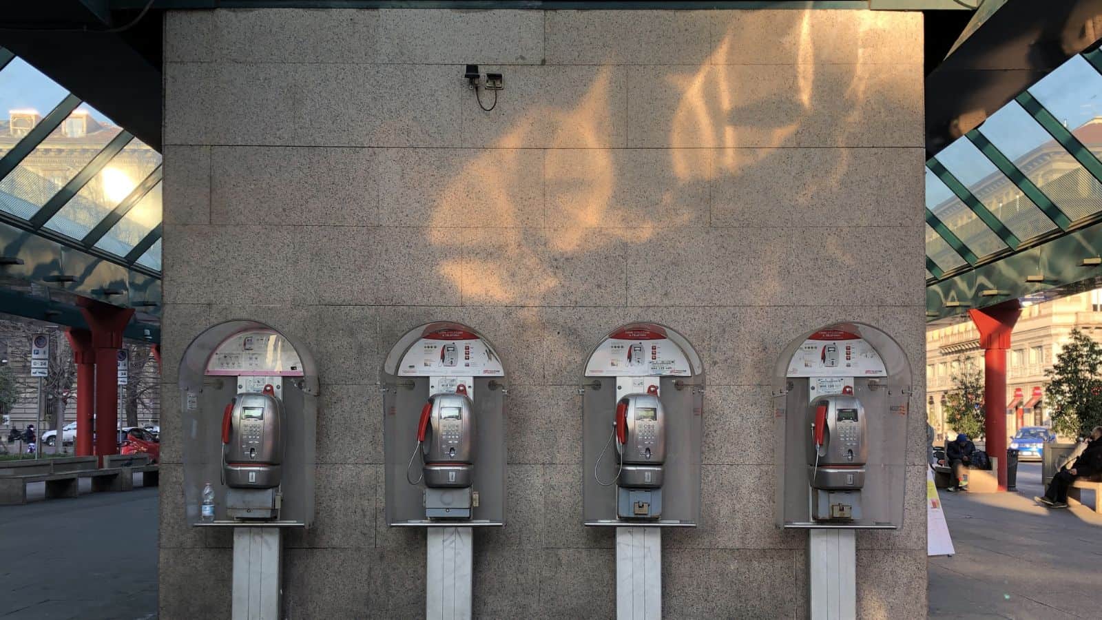 Le cabine telefoniche, forse è arrivata l'ora di dirgli addio ...