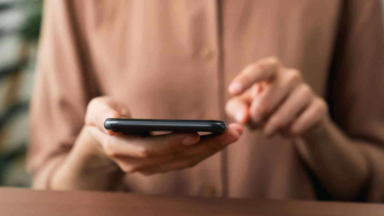 Meglio non usare lo smartphone appena svegli: ecco il perché