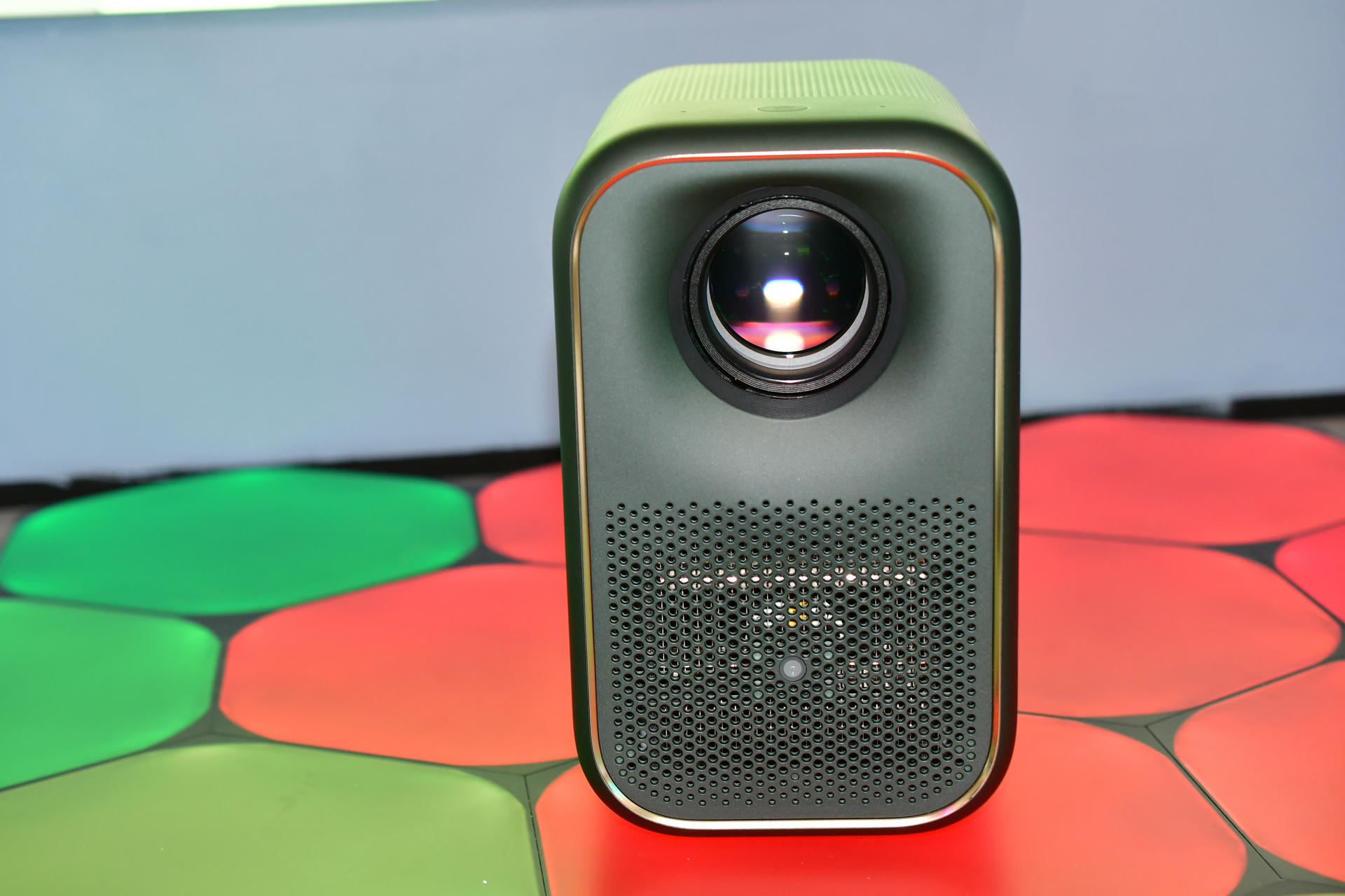 Formovie Xming Page One: il proiettore Full HD con Google TV e Netflix ...