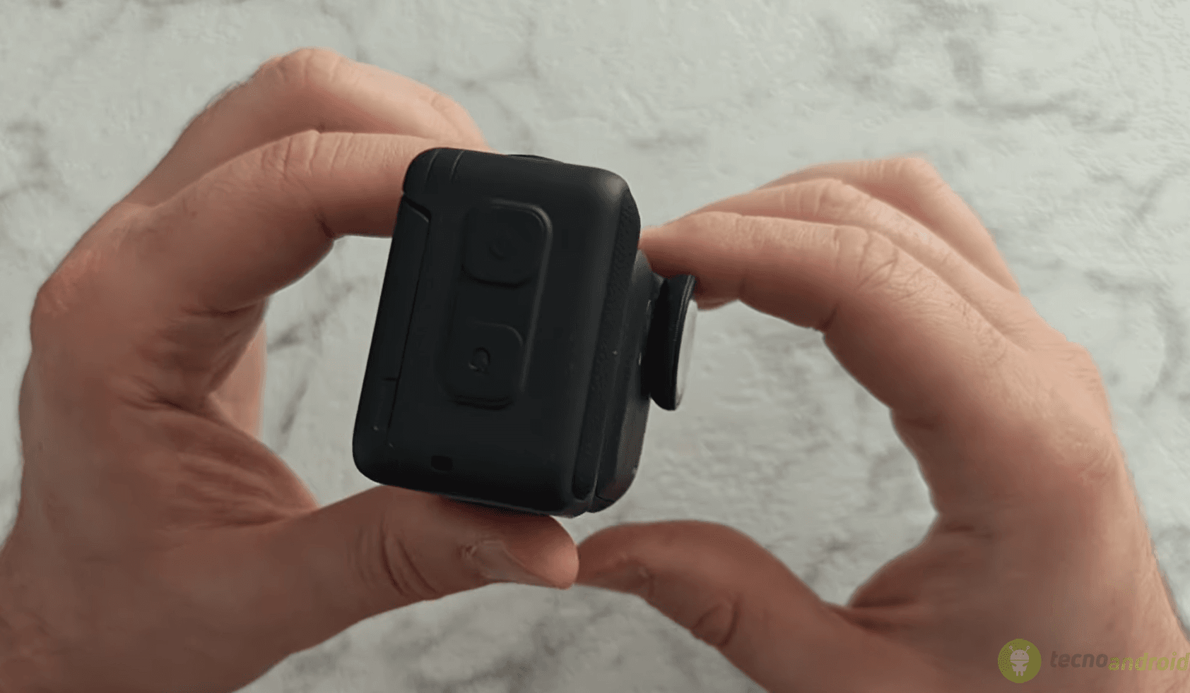 Insta360 GO Ultra, action camera leggera e piccolissima - Recensione