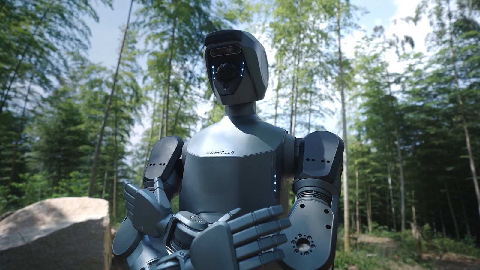 DR02: ecco il primo robot umanoide che sfida pioggia e sabbia