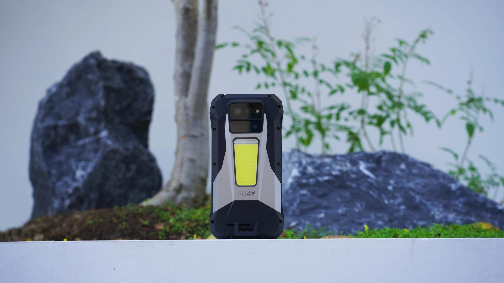 8849 TANK X: il primo telefono proiettore al mondo con 1080p e 220 ...